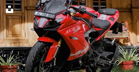 빨간색과 검은 색 스포츠 자전거는 갈색 나무 문 옆에 주차 사진 Unsplash의 무료 오토바이 타기 이미지