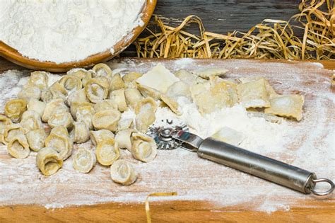나무 빈티지 나무 보드에 이탈리아어 라비올리 밀가루 뿌리고 라비 올 리 수 제입니다 최고의 볼 수 있습니다 가득 찬에 대한 스톡