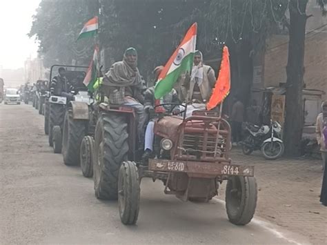 Bku Tikait Took Out Tractor Tricolor Rally In Hasanpur अमरोहा में