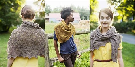 Вязаная спицами ажурная треугольная шаль