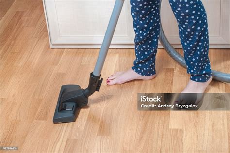 객실 내 집에서 진공 청소기 진공 청소기로 청소 하는 여자 홈 바지에 페디큐어와 여자 다리 닫습니다 가사 개념 가사 집안일에 대한 스톡 사진 및 기타 이미지 Istock
