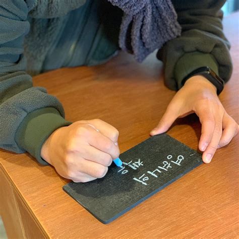 무명서점 ️눈 소식을 기다리는 크리스마스☃️ 포구 앞 돌담길 작은 책방 책은선물 을 여는