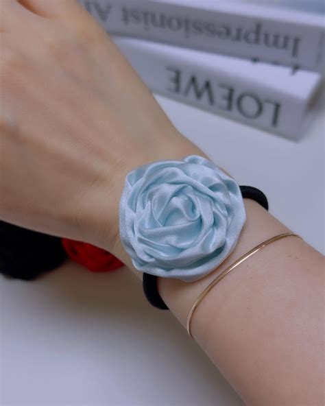 조애나 당신의 일상에 우아함을 더합니다 🌹로맨틱한 포인트 로즈 스크런치🌹 화사한 컬러와 섬세한 장미 디테일로 특별한 날은 물론 데일리 룩에도 우아한 포인트를