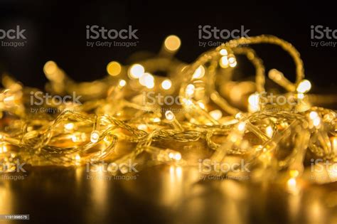 나무 배경에 아름다운 Led 따뜻한 조명을 닫는 선택적 초점 Led 조명에 대한 스톡 사진 및 기타 이미지 Led 조명