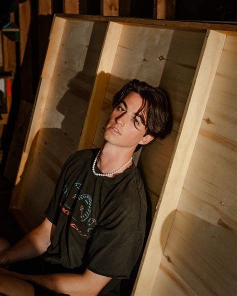 Listen To Elijah Woods And Mackenzie Porters Lovely Duet “last Girl”