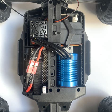 HBX HAIBOXING A Riesen Monstertruck Trifft RC Buggy