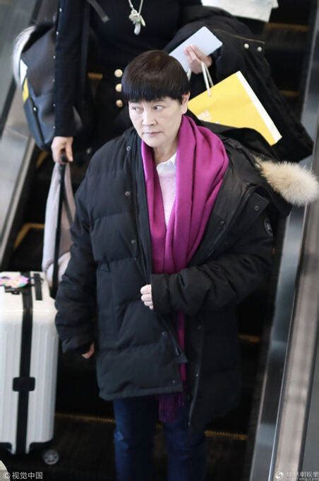 冯远征与妻子现身 二人穿着朴素见偷拍躲镜头手机凤凰网