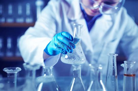 化学实验中的科学家高清图片下载 正版图片600543599 摄图网