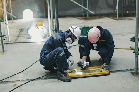Premium Photo Male Worker Inspection Vacuum Test Bottom Plate Tank