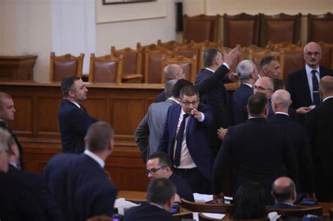 Прекратяването на концесията на „Лукойл“ вдигна градусите в парламента снимки