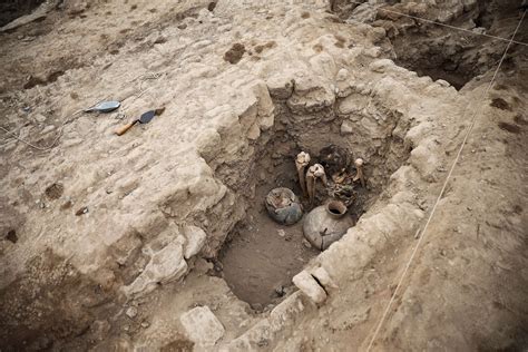 Archaeologists Discover 1000 Year Old Mummy In Peru Abc News