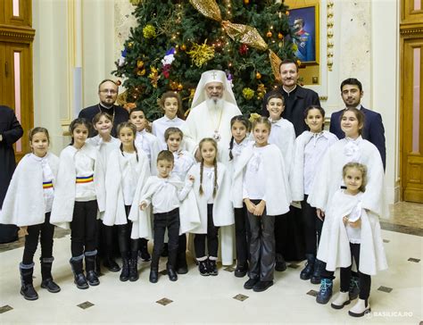 Sfântul Nicolae în mijlocul copiilor la Palatul Patriarhiei Galeria Foto Basilica ro