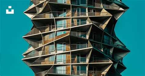 현대적이고 추상적인 건물이 하늘을 향해 뻗어 있습니다 사진 Unsplash의 무료 벽지 이미지