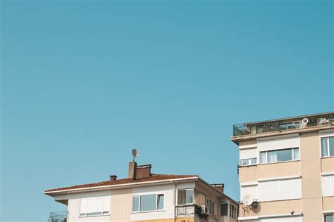고요한 푸른 하늘 아래 건물의 로우 앵글 사진 · 무료 스톡 사진