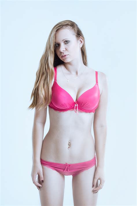 무료 이미지 여자 벽 사진관 유행 의류 담홍색 헤어 스타일 수영복 가슴 긴 머리 구두 미술 소유