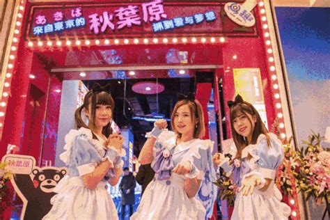 王思聰新女友上線！帶女友抓日系娃娃！網友大呼：好可愛？ 每日頭條
