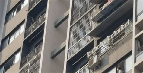 小女孩头部被卡阳台护栏身体悬空！楼下邻居托举，消防员紧急救援腾讯新闻