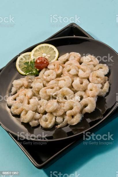 원시 아기 파란색 배경에 검은 접시에 토마토와 레몬 새우 0명에 대한 스톡 사진 및 기타 이미지 0명 갑각류 건강한 생활