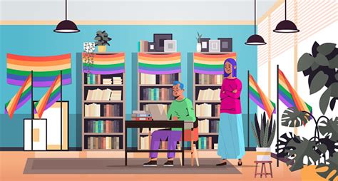 사무실에서 일하는 화려한 옷을 입은 커플 Lgbt 무지개 깃발 트랜스젠더 사랑 Z 세대 개념 수평 성소수자에 대한 스톡 벡터