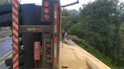 Carreta Carregada Soja Tomba Em Cima Da Ponte Do Arroio Do Tigre Na