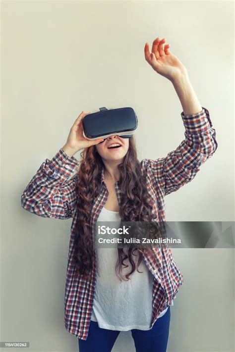 흰색 바탕에 가상 현실 Vr 안경 헬멧 헤드셋을 사용 하 여 착용 미소 젊은 여자 가상 현실 고글과 함께 사용 하는 스마트폰