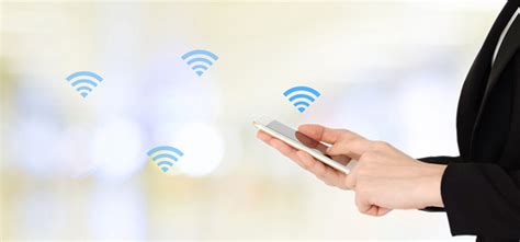 비즈니스 여자 손을 통해 스마트폰 Wifi 아이콘을 사용 하 여 흐림 Bokeh 빛 배경 배너 휴대 전화에서 비즈니스 사무실 만