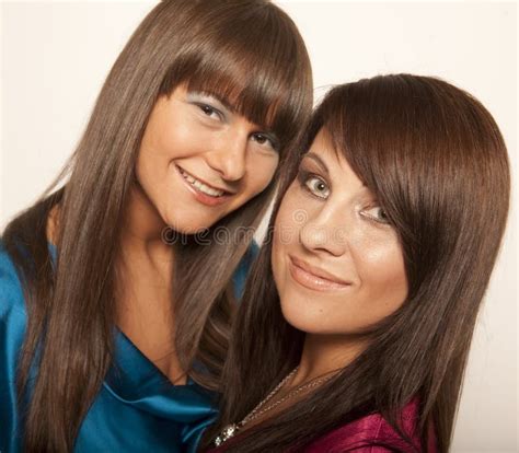 Zwei Reizvolle Junge M Dchen Stockfoto Bild Von Sch N Kaukasisch