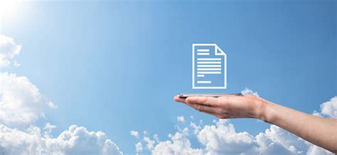 파란색 배경에 문서 아이콘을 들고 있는 남성 손 문서 관리 데이터 시스템 비즈니스 인터넷 기술 개념 기업 데이터 관리 시스템 Dms 개념에 대한 스톡 사진 및 기타 이미지