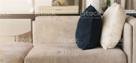 화창한 날소파의 일부와 거실의 현대적인 인테리어와 흰색 커튼 인테리어 배경 개념 암체어에 대한 스톡 사진 및 기타 이미지