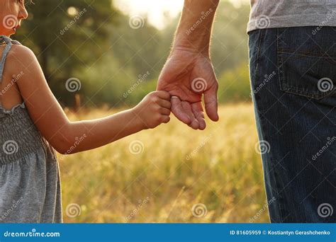 De Ouder Houdt De Hand Van Een Klein Kind Stock Afbeelding Image Of