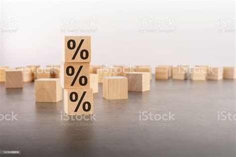퍼센트 기호가있는 세 개의 나무 큐브 금융 및 모기지 이자율의 개념 복사 공간 0명에 대한 스톡 사진 및 기타 이미지 0명 3차원 형태 가격 Istock