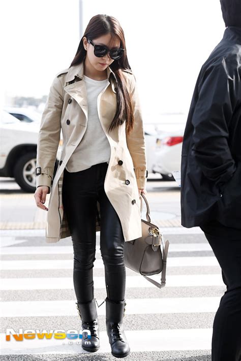 포토엔 보아 트렌치 코트로 완성한 시크한 공항패션