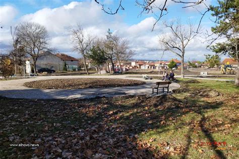 Стартира изграждането на зона за отдих пред болницата в Елхово снимки