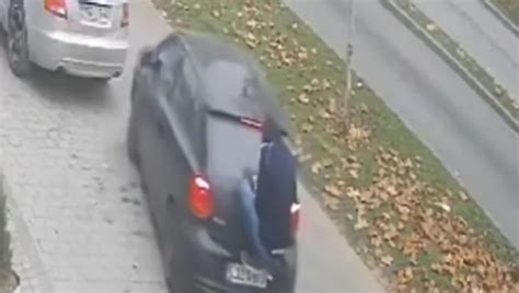 Muškarac u stilu Spajdermena zakačio se za automobil u koji su sjeli