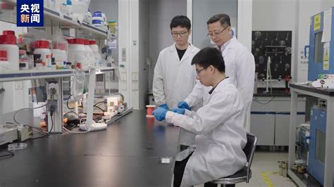 “不插电”的发光发电纤维 我国科学家团队在智能纤维领域取得突破 凤凰网