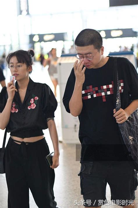 李誕眯小眼賣萌現身 與網紅女友黑尾醬穿黑色情侶裝同框秀恩愛 每日頭條