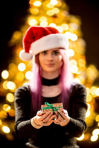 선물 크리스마스 트리 장식 조명 Bokeh 배경와 젊은 여자 엘 프와 장식 스프루 스입니다 소녀와 장식품입니다 가문비나무에 대한 스톡 사진 및 기타 이미지 Istock