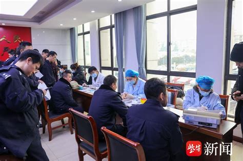 连云港海州公安300余名民辅警积极参加无偿献血活动生命血液身体检查