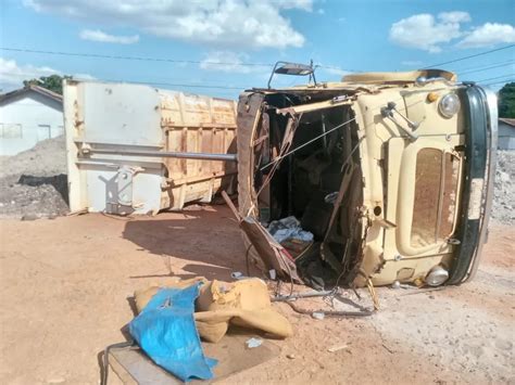 Caminhão tomba ao descarregar areia em Alvorada motorista fica ferido