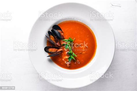 토마토와 해산물 크림 수프와 홍합입니다 에 나무 배경 최고의 볼 수 있습니다 텍스트에 대 한 여유 공간입니다 0명에 대한 스톡