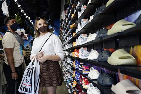 California To Reimpose Indoor Mask Mandate For Even Vaxxed