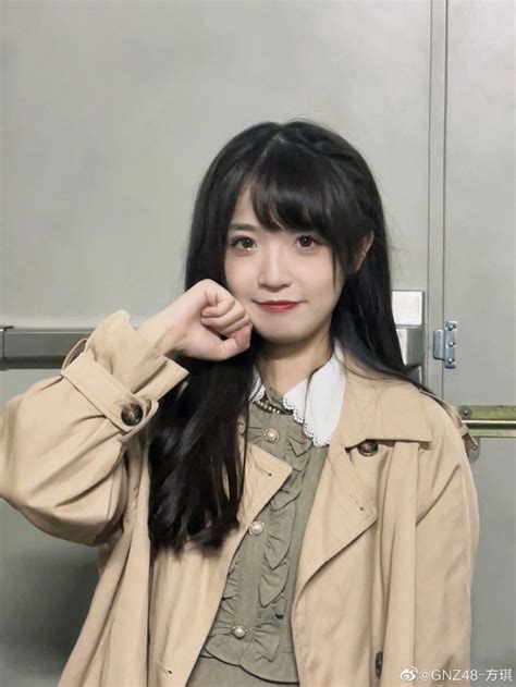 尘封忆起 On Twitter 方琪为什么会穿风衣呢？那还不是因为再公演结束之后要被金主爸爸领去露出野战，不允许她穿别的衣服只能穿着风衣