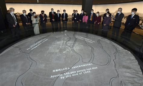会合前に原爆慰霊碑に献花、広島 賢人会議委員ら、資料館も47news（よんななニュース）：47都道府県52参加新聞社と共同通信のニュース