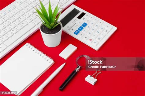 빈 노트북 키보드 및 용품이있는 빨간색 사무실 책상 테이블 복사 공간이 있는 상단 뷰입니다 플랫 레이 개체 그룹에 대한 스톡 사진 및 기타 이미지 Istock