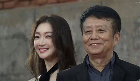 周冬雨穿挂脖黑裙好性感 肋骨处神秘纹身惹人注目 搜狐大视野 搜狐新闻