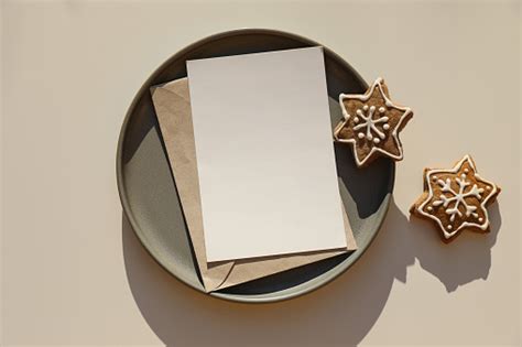 겨울 정물화 크리스마스 인사말 카드 햇빛에 세라믹 접시에 초대장 모형 별 눈송이 진저 브레드 쿠키 통 바탕 바탕 테이블 배경 와 커피 한 잔 겨울 플랫레이 평면도 0명에