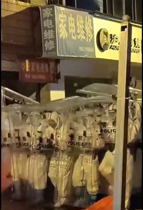 疑不滿封控 廣州民眾向警擲玻璃瓶 警放催淚彈驅散 星島日報