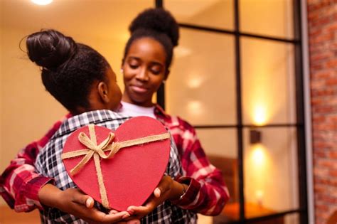 Una Mujer Feliz Le Está Haciendo Un Regalo De San Valentín A Su Amada