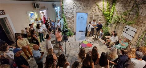 Otvorena Izložba „mali Format Slike Crteži Objekti Izbor Iz