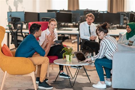 노트북 및 태블릿 컴퓨터에서 작업 하는 현대 사무실 인테리어의 휴식 영역에서 브레인 스토밍 데 다 민족 시작 비즈니스 팀 It 지원에 대한 스톡 사진 및 기타 이미지